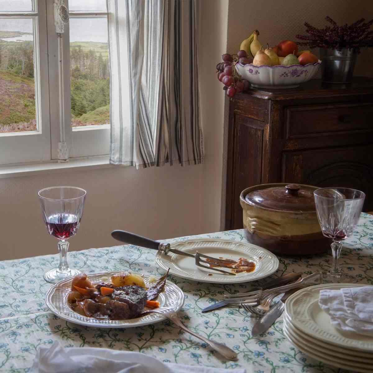 Kurmaca Ziyafet: Charles Roux'dan Bir Edebiyat Sergisi