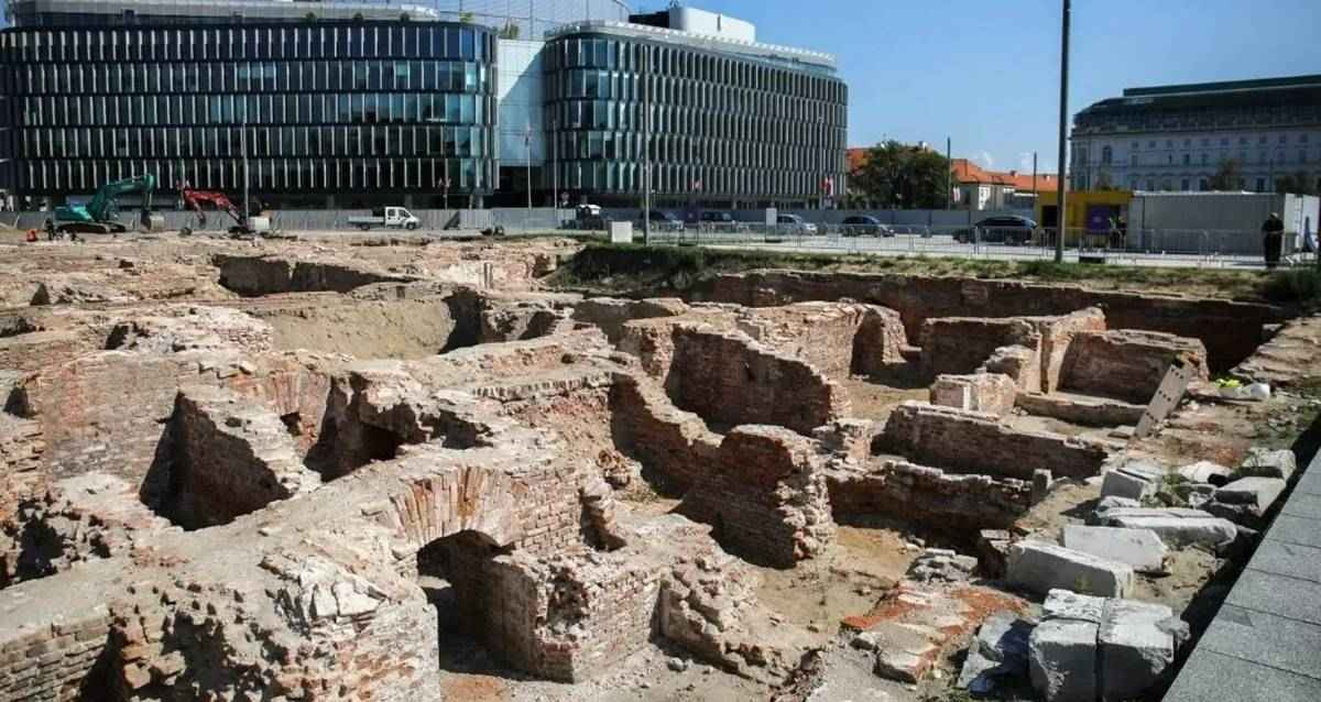 Polonya'daki Sakson Sarayı Kazısında Gizli Tünel Bulundu