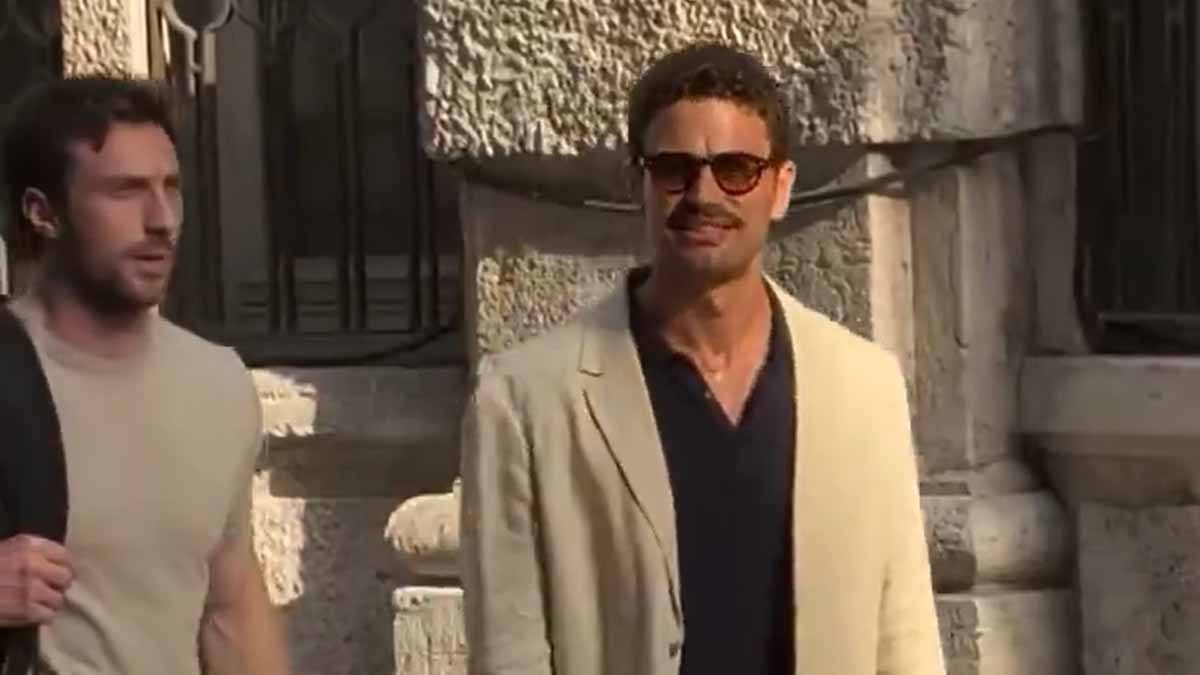 Theo James ve Aaron Taylor-Johnson İstanbul'da