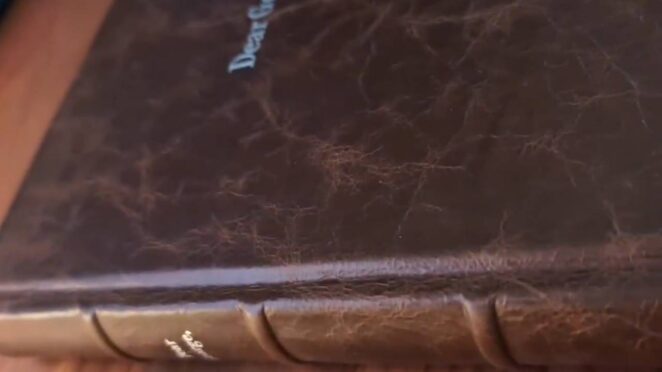 George R.R. Martin’e Deri Ciltli Teşekkür Kitabı Verildi